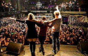 Kim Shattuck: Lead singer for The Muffs dead at 56 – Ace News Today